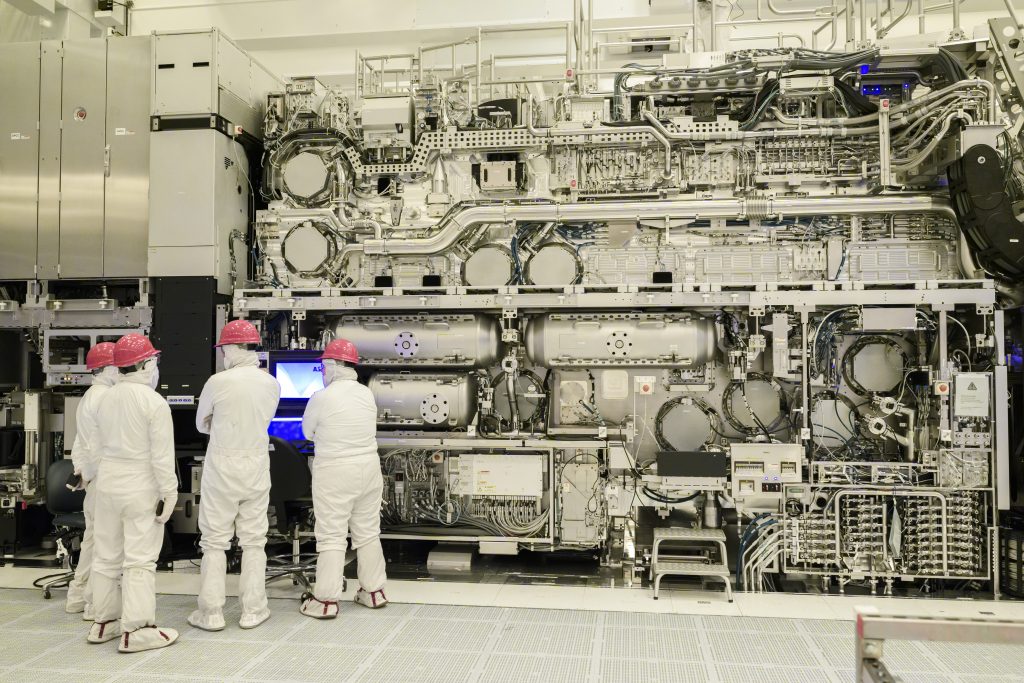 [News] ASML to Ship First Second-Gen High-NA EUV Machine in the Coming Months, Aiming for 2026 ...